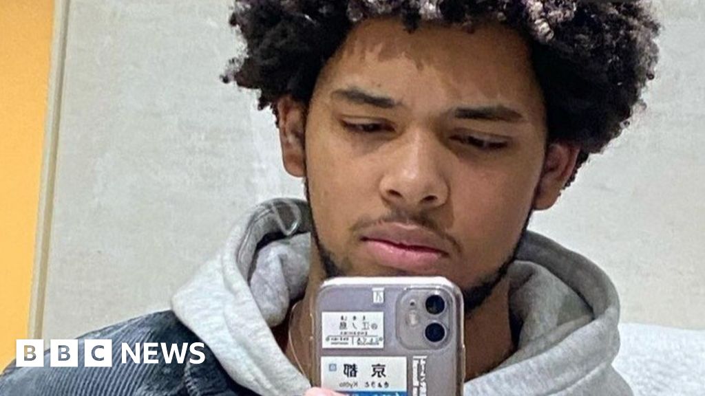 Louth crash: Ewan McEwan is second teenager killed in crash - BBC News