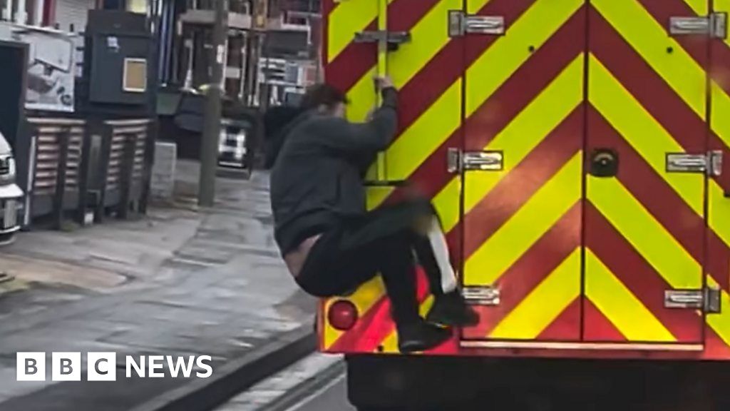 Gosport man filmed jumping on back of fire engine for a lift - BBC News