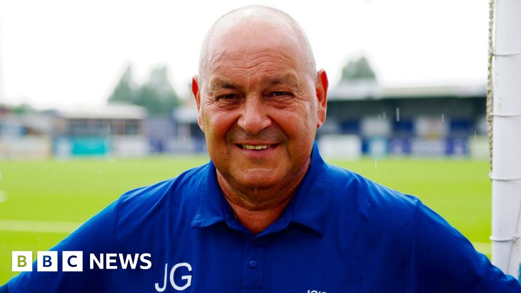 Nuneaton Borough offers free tickets after heavy defeat - BBC News