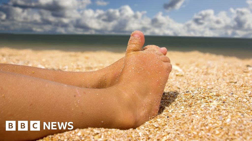 Suntans on children 'are not healthy' - BBC News