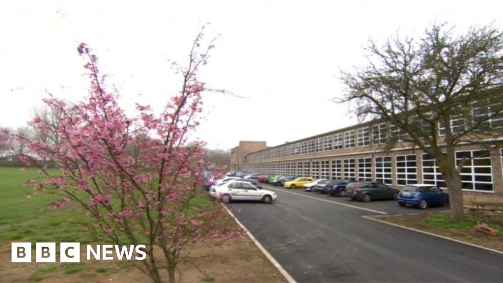 Gloucester's Crypt School plans full admission for girls - BBC News