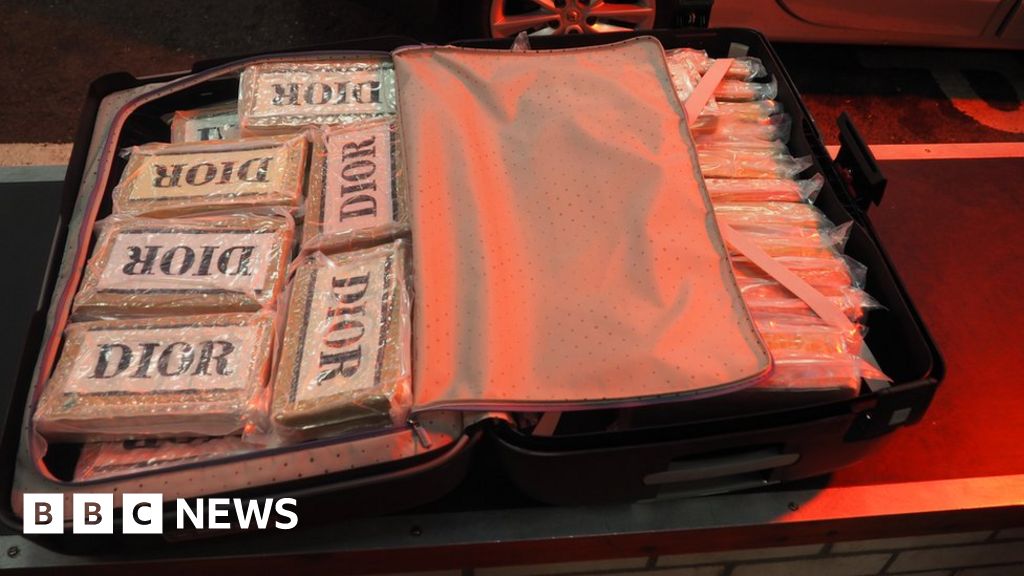 Dutch drug importer jailed for bringing cocaine into Harwich - BBC News