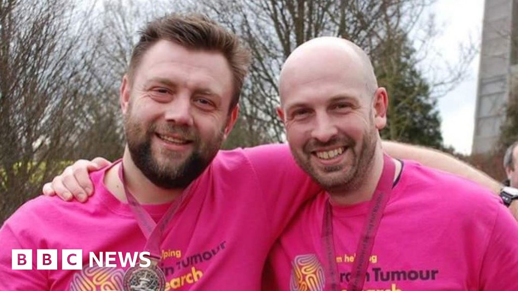 St Neots man's marathon challenge in memory of best friend - BBC News