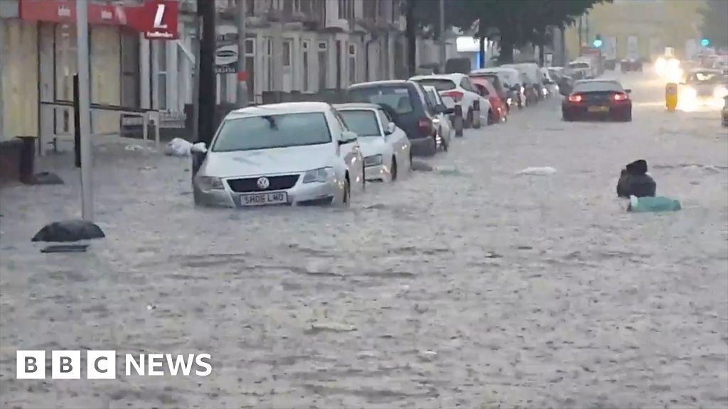 Northampton flash flooding: Residents' clean-up under way - BBC News