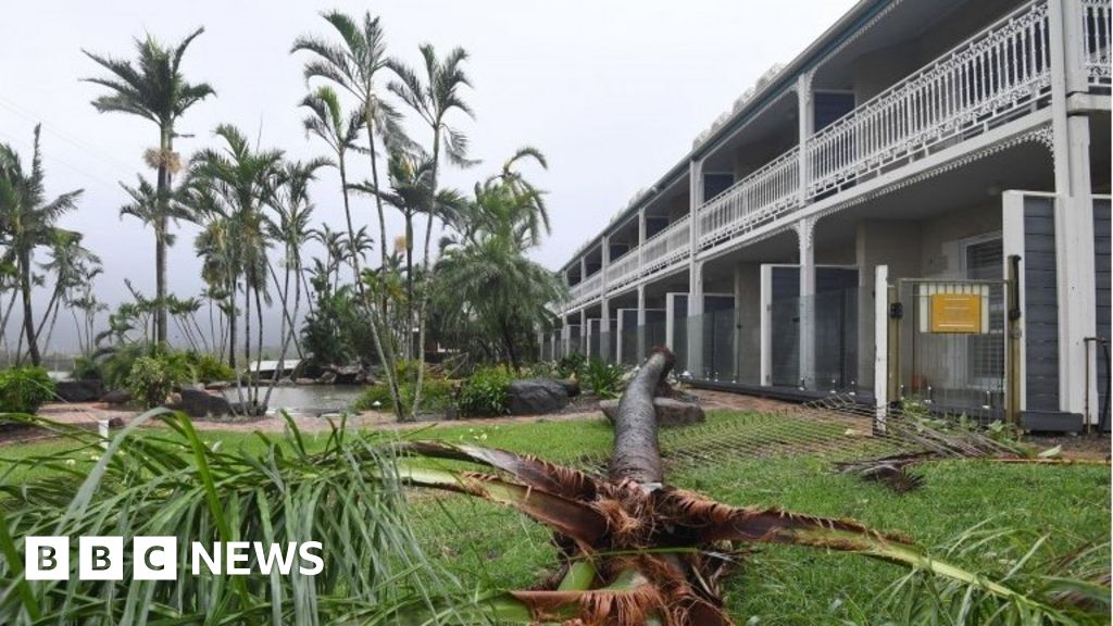 Cyclone Debbie: Deadly storm batters Australia - BBC News
