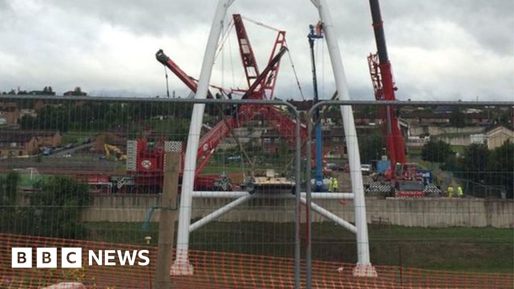 Strabane bridge: Council 'held to ransom' over name - BBC News