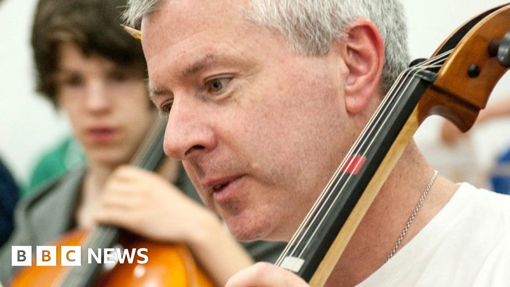 Head of music instruction quits over Moray tuition fees rise - BBC News