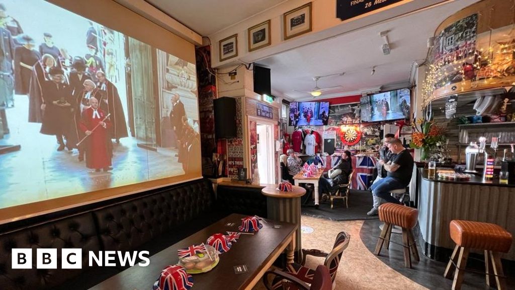 Queen Elizabeth II funeral: Pub opens for live screening - BBC News