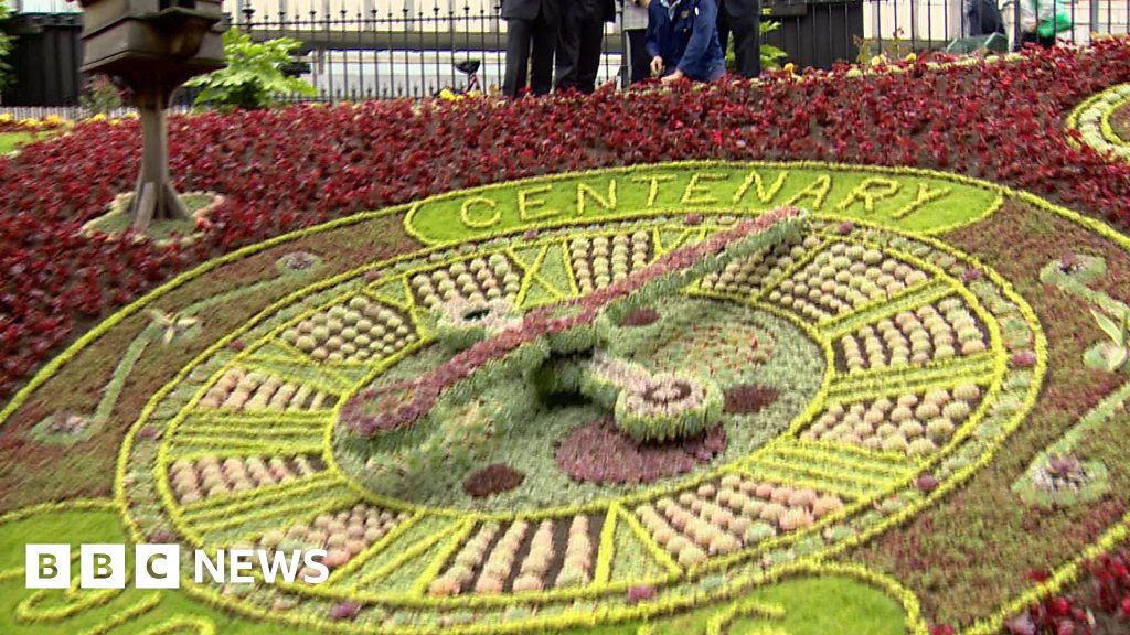 A floral clock in Edinburgh is completed after five weeks' work. - BBC News