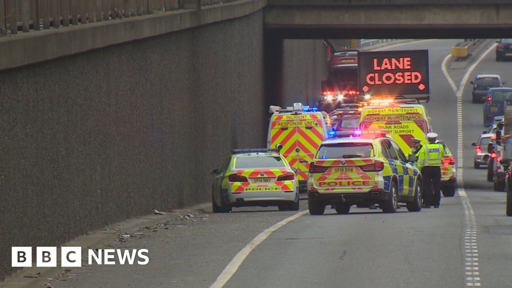 'Multiple vehicles' in motorway crash - BBC News