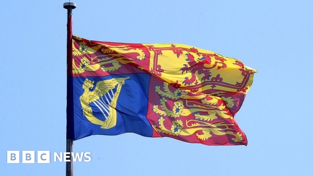 Royal Standard carrier to 'duck' at Westminster Abbey doors - BBC News