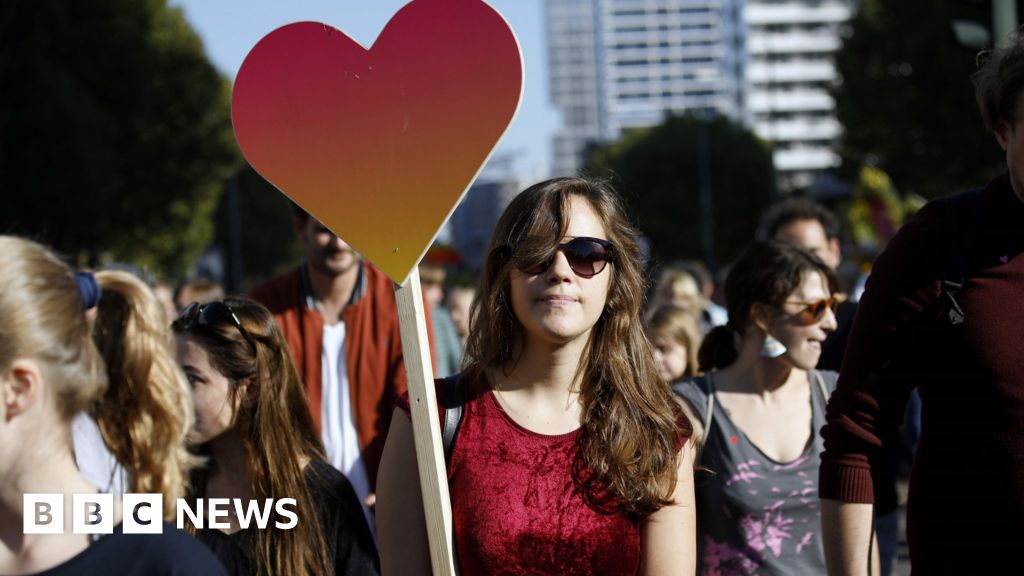 Germany protest: Tens of thousands march against far right - BBC News