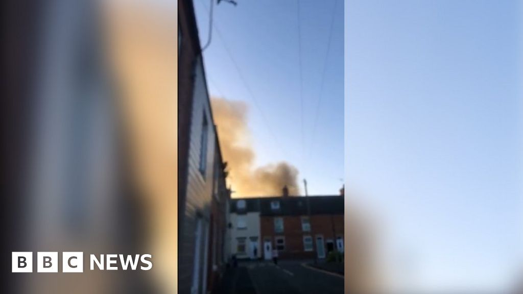 'Explosion' heard as fire crews battle blaze in Worksop - BBC News