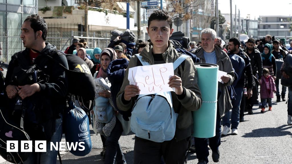 Migrant crisis: Thousands stranded in Greece as borders tighten - BBC News