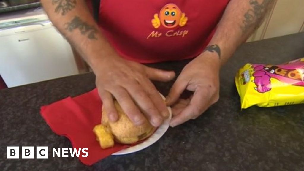 'First crisp sandwich shop' opens in Keighley - BBC News