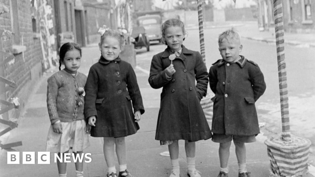 Rare photos of post-war London published - BBC News