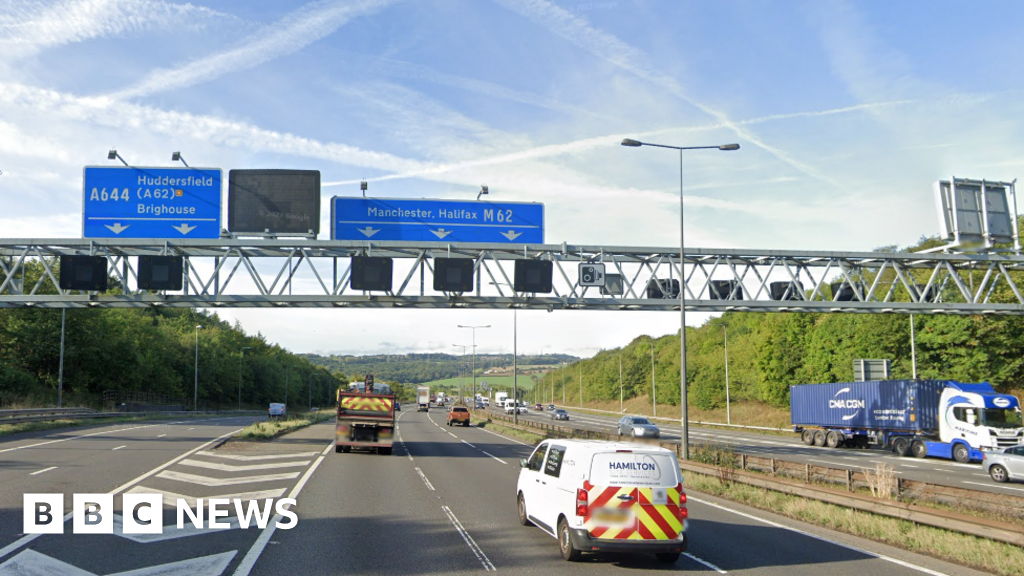 Huddersfield: M62 lorry crash closes two lanes - BBC News