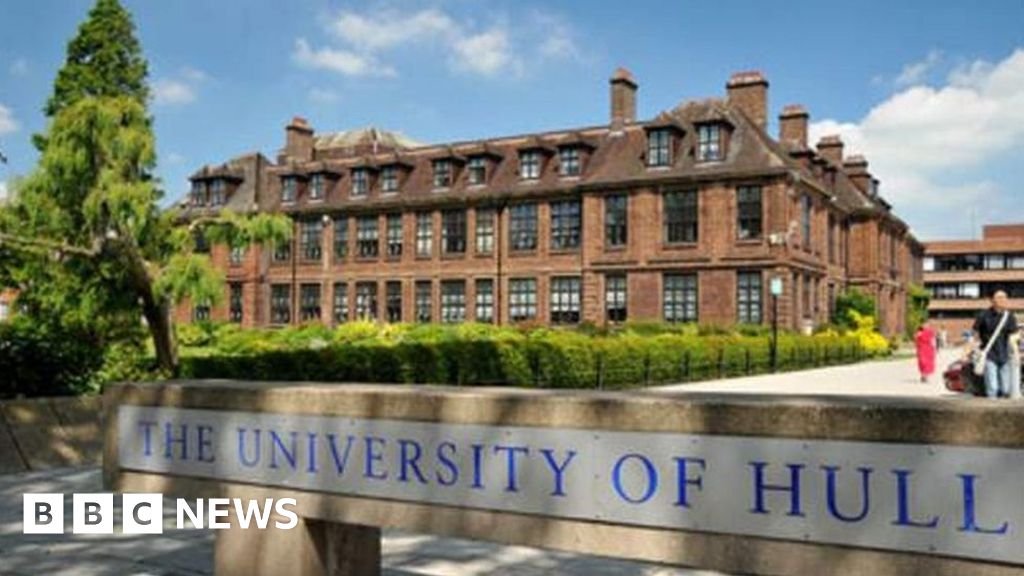University of Hull's language degrees suspension 'damaging' - BBC News