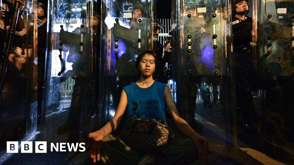'Shield Girl': The face of Hong Kong's anti-extradition movement - BBC News