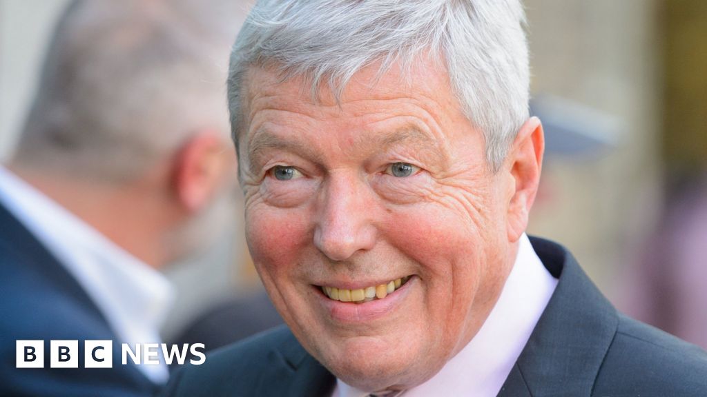 Labour MP Alan Johnson steps down after election call - BBC News