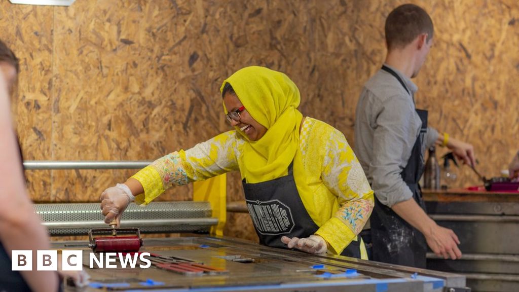 Large-scale letterpress printer gives voice to Bradford - BBC News
