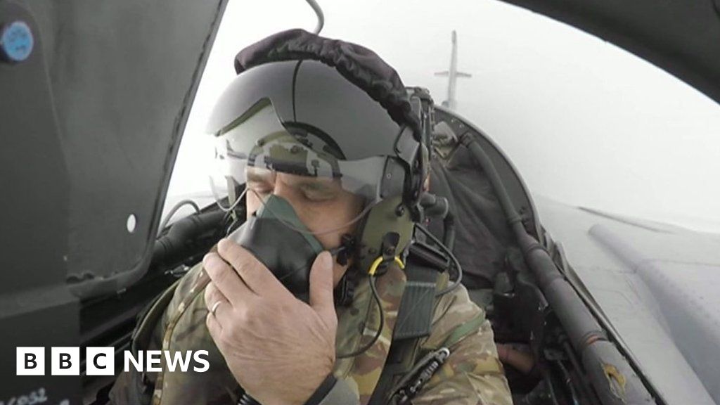 RAF Tornado retirement: Journalist gets queasy on goodbye flight - BBC News