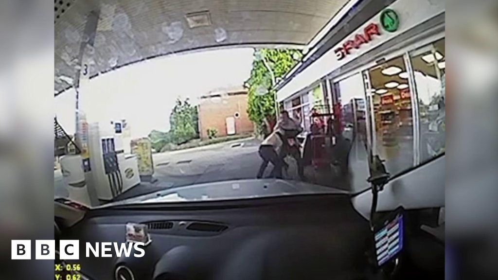 Taxi driver tackles two armed robbers in Warsop