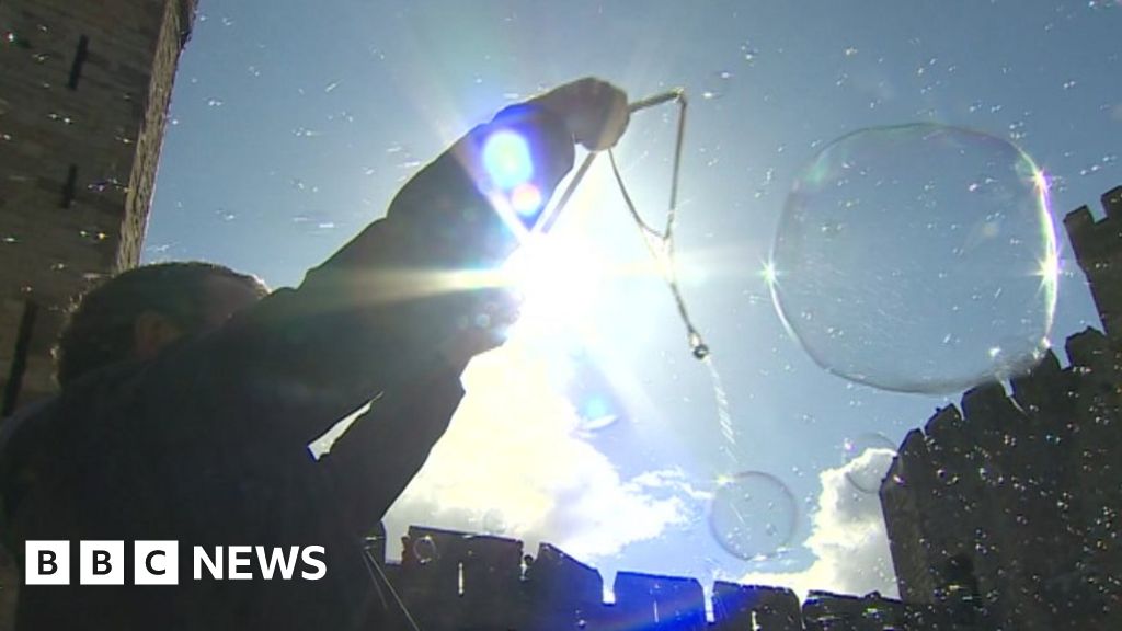 Bubble artists break several world records in Gwynedd - BBC News