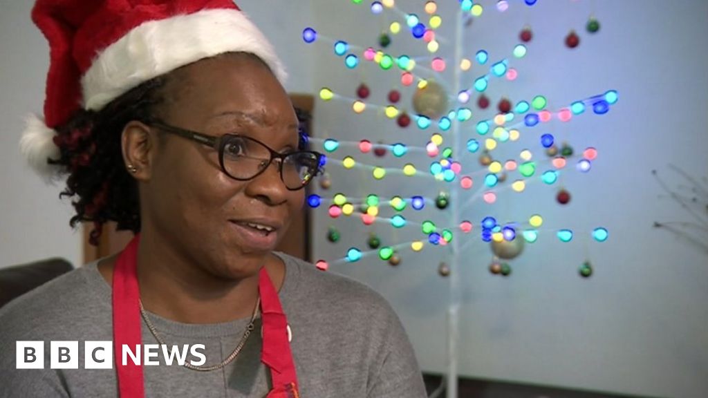 Nottingham woman hosts 130 people for Christmas dinner - BBC News