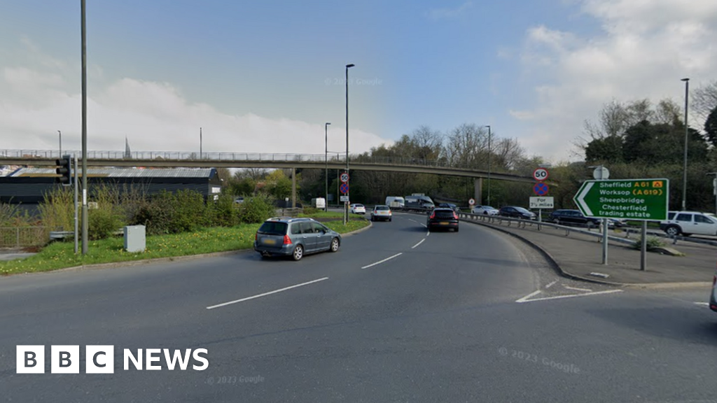 Drivers told to avoid A617 in Chesterfield amid 'incident' - BBC News