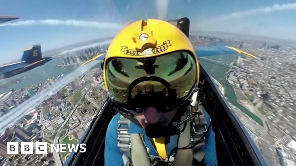 New York from the cockpit of a fighter jet during a flyover - BBC News