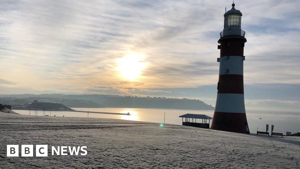 Devon drivers warned of ice as temperatures plummet - BBC News