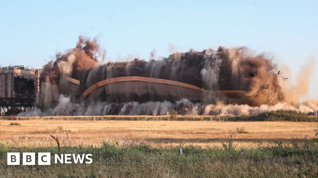 Ex-Redcar steelworks building demolished in explosion - BBC News