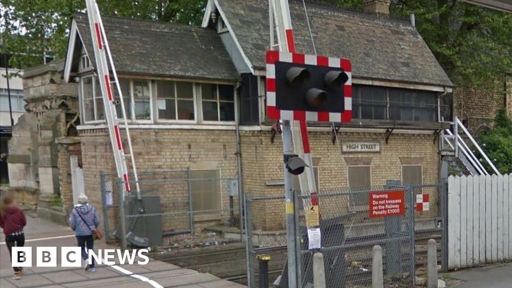 Lincoln: High Street level crossing work to begin - BBC News