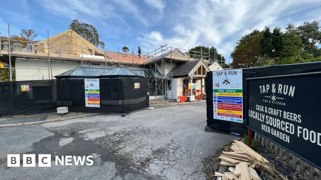 Stuart Broad and Harry Gurney pub 'rising from the ashes' - BBC News