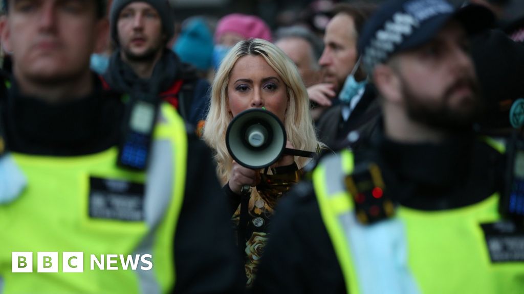 COP26: Police close road as protesters march near M8 - BBC News
