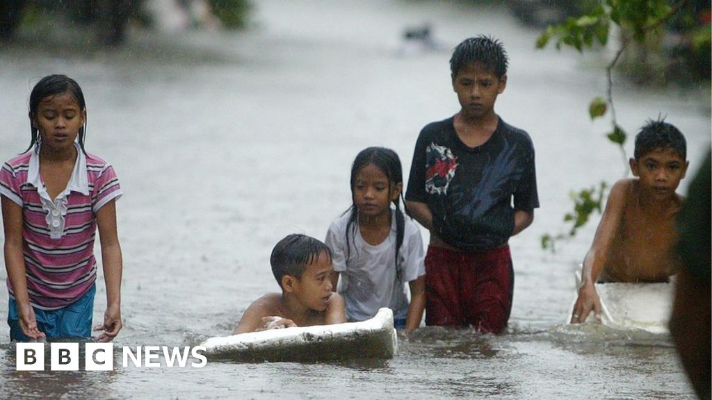 Philippines battered as Typhoon Koppu barrels in - BBC News