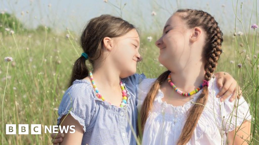 England's children 'less free to play out' - BBC News