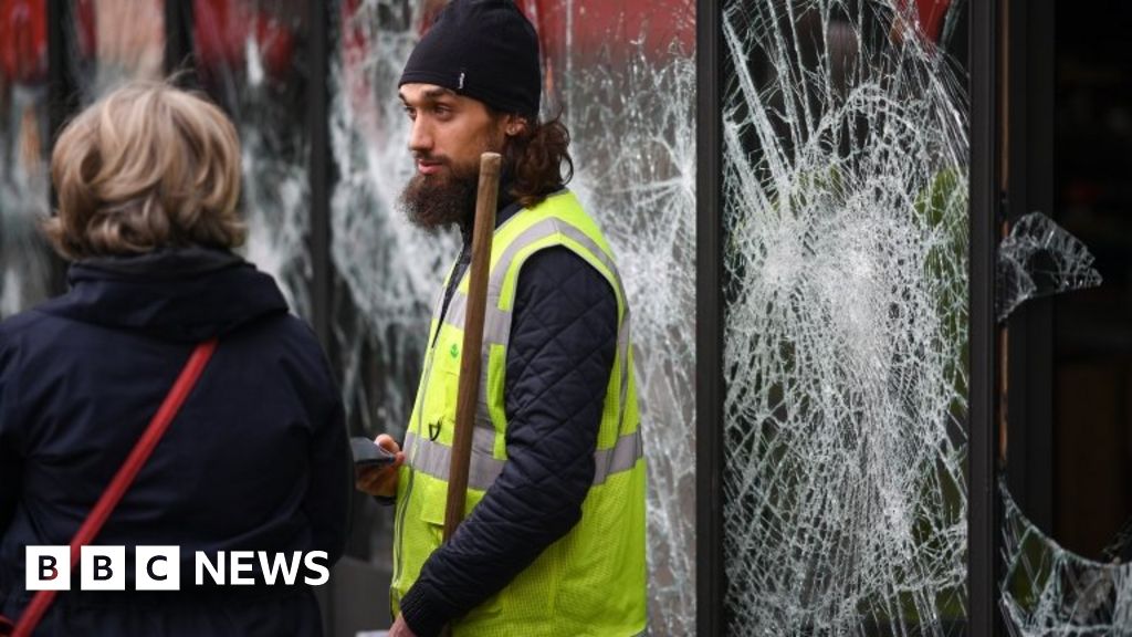 Yellow vest protests: Macron hosts crisis meeting