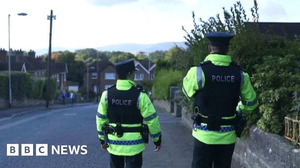 PSNI urges Sinn Féin recruitment support - BBC News