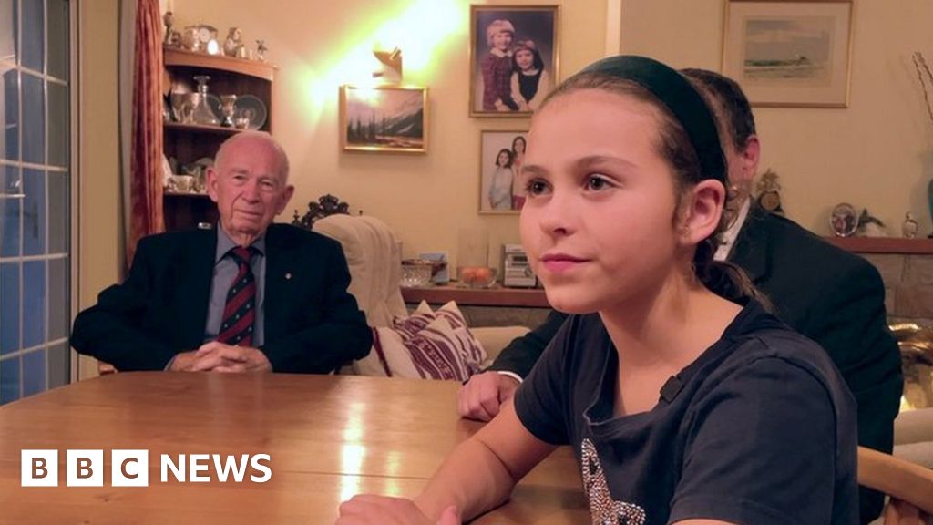 Three generations of Guernsey family reflect on Queen - BBC News