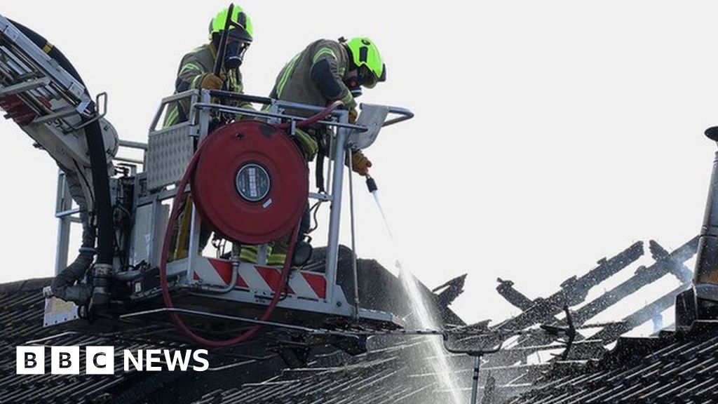 Hemel Hempstead: Firefighters put out fire in roof - BBC News