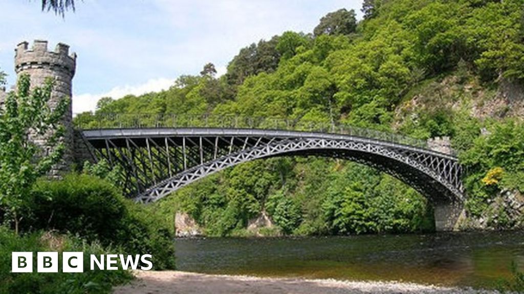 Bid to trace owners of iconic Craigellachie Bridge - BBC News