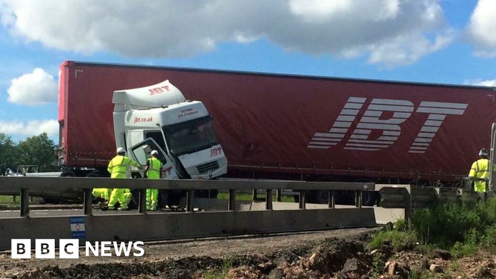 Tailbacks clear as M8 eastbound reopens after lorry crash - BBC News