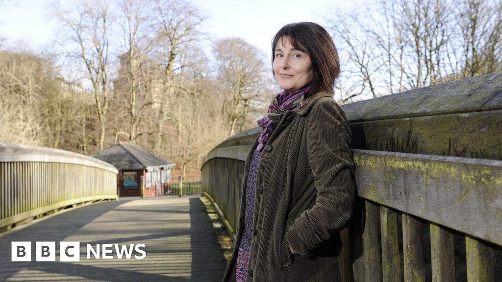 Covid: Karen Campbell is chronicling the response to the virus - BBC News