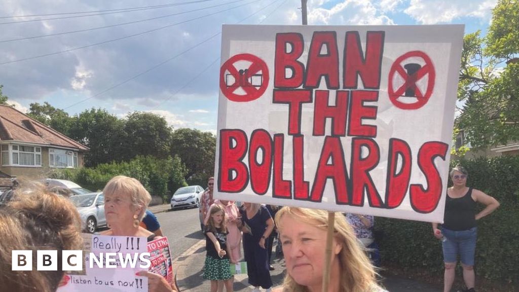 Residents protest over Cowley Low Traffic Neighbourhoods - BBC News