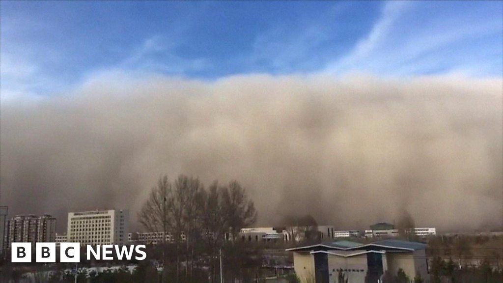Huge sandstorm hits Chinese city of Zhangye