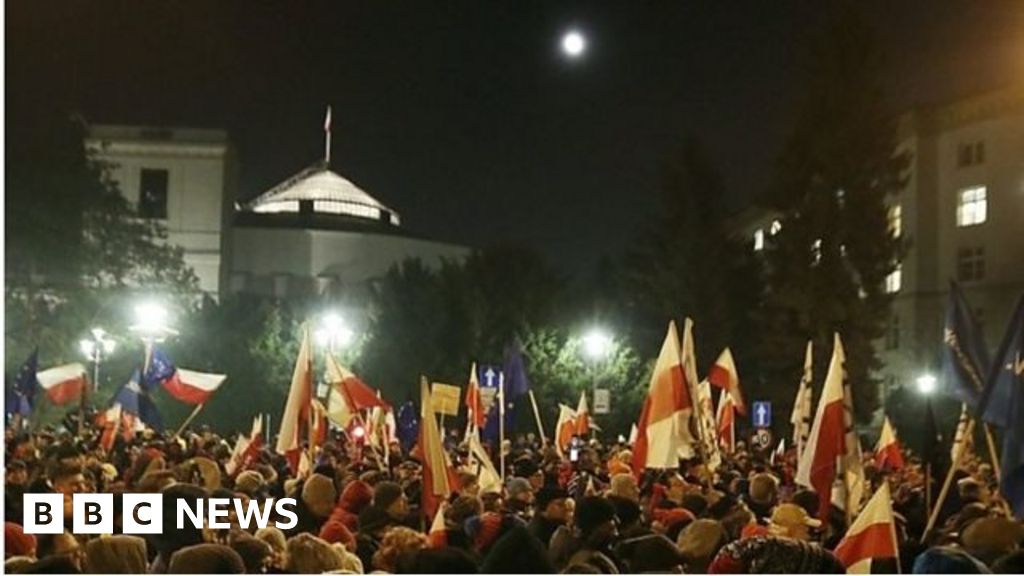 Polish protesters block parliament - BBC News
