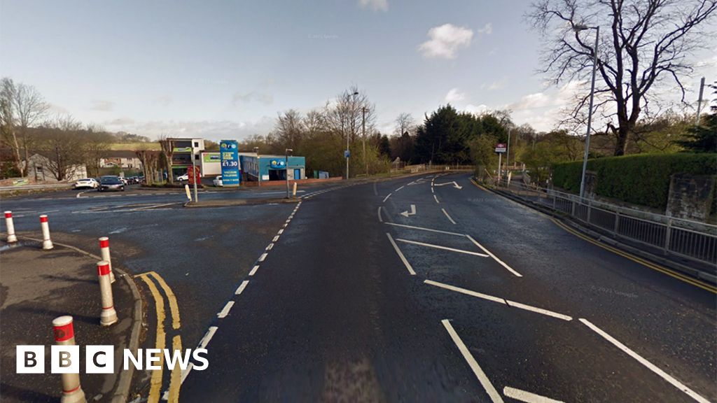 Teenagers detained for murder bid knife attack in Thornliebank