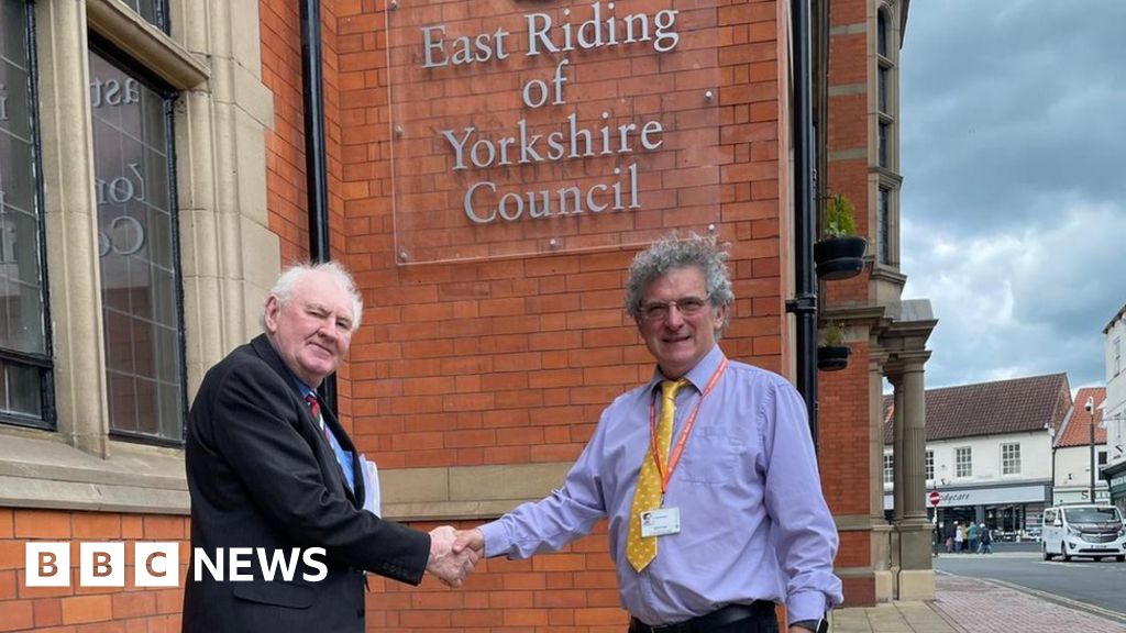 East Riding Conservative defects to Liberal Democrats - BBC News
